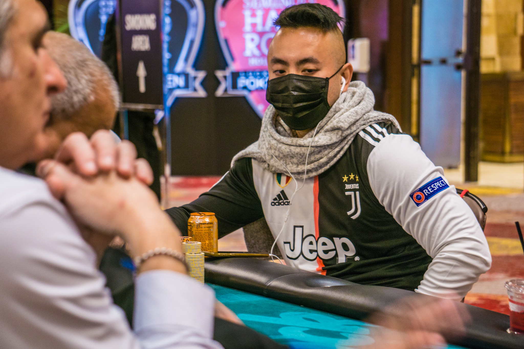 Event 15 Flight E: Andrew Zhu More Than Doubles His Stack in Two Hands ...