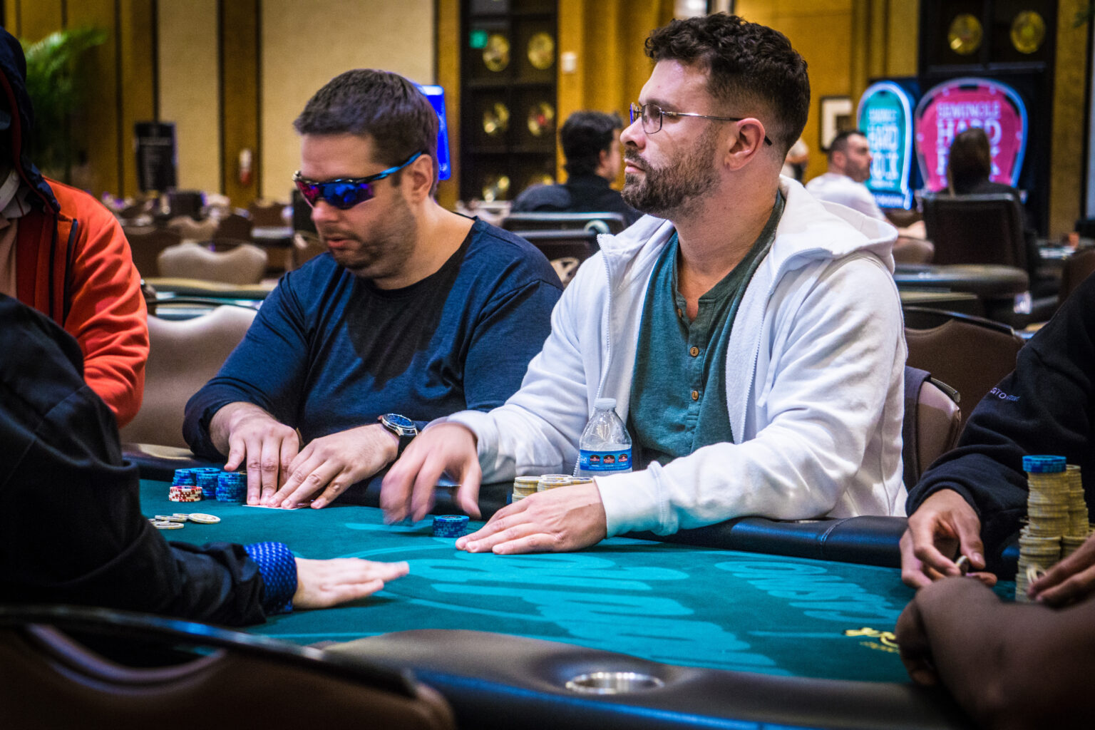 Event 26: Brandon Ageloff Survives Thanks to An Interesting Runout ...